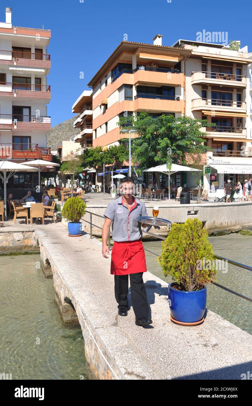 Waiter bringing refreshment hi-res stock photography and images - Alamy