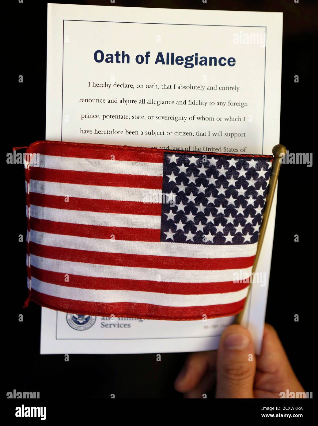 U s naturalization oath flag hi-res stock photography and images - Alamy