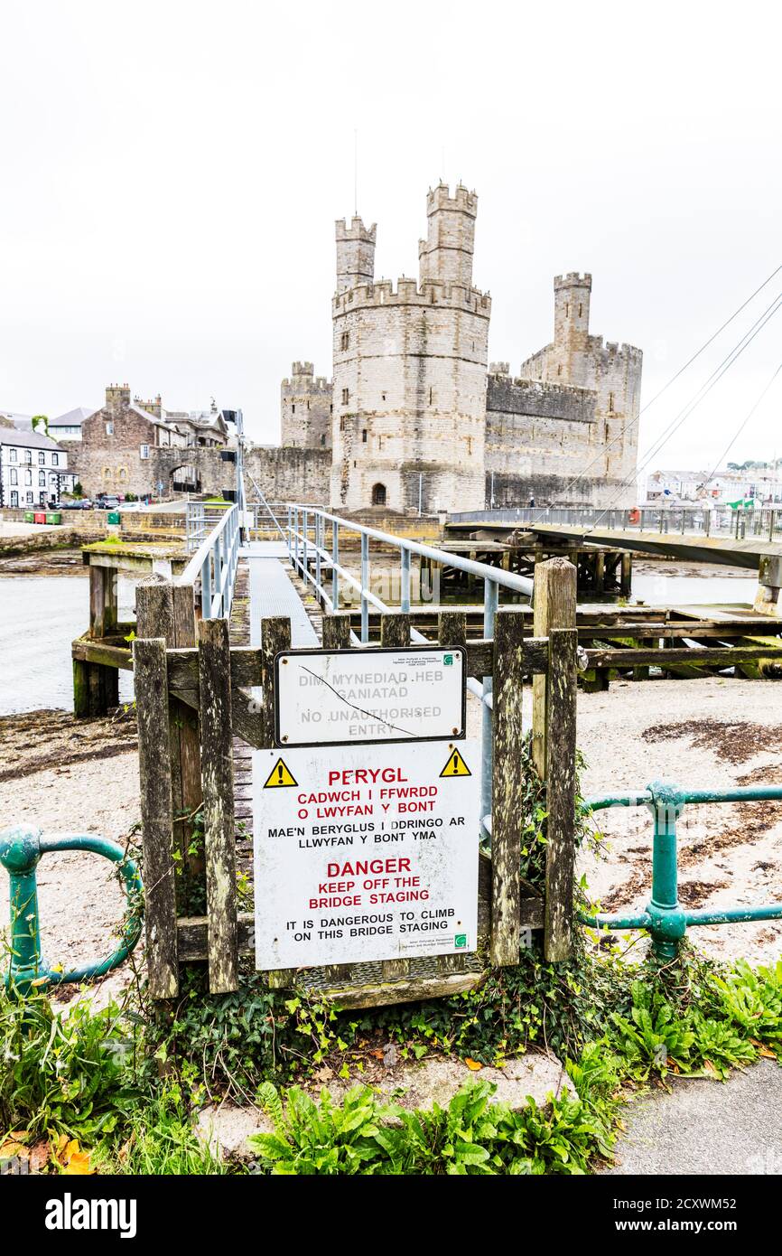 Caernarfon Castle, Caernarfon Castle foot bridge, Caernarfon, Castle ...