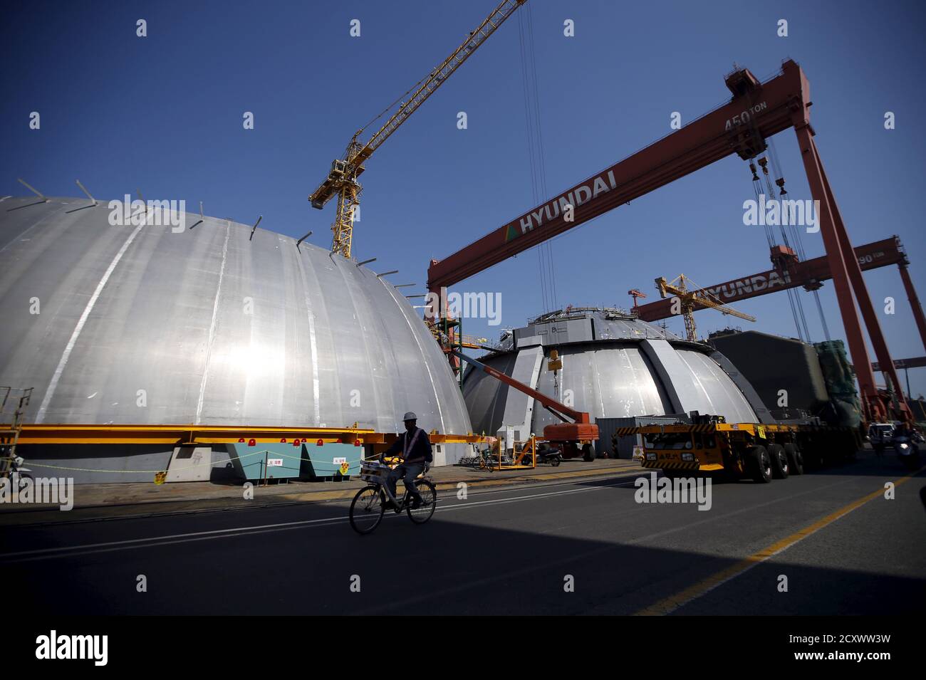 Hyundai heavy industries shipyard hi-res stock photography and images ...