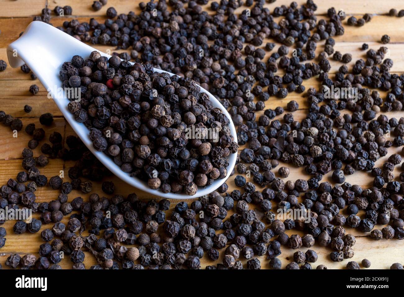 dry Black pepper corns in weight spoon Stock Photo - Alamy