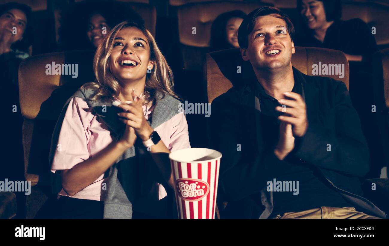 Audience clapping theater hi-res stock photography and images - Alamy