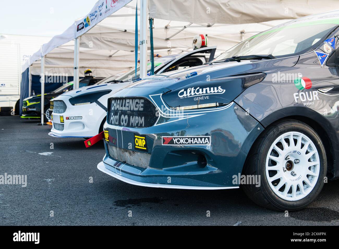 Race car side angle hi-res stock photography and images - Alamy