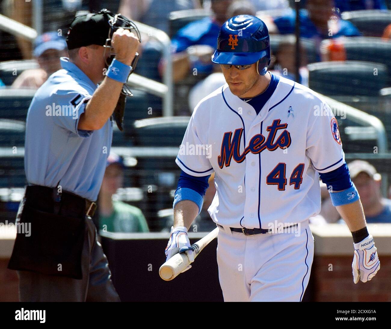 Baseball umpire signals hi-res stock photography and images - Alamy