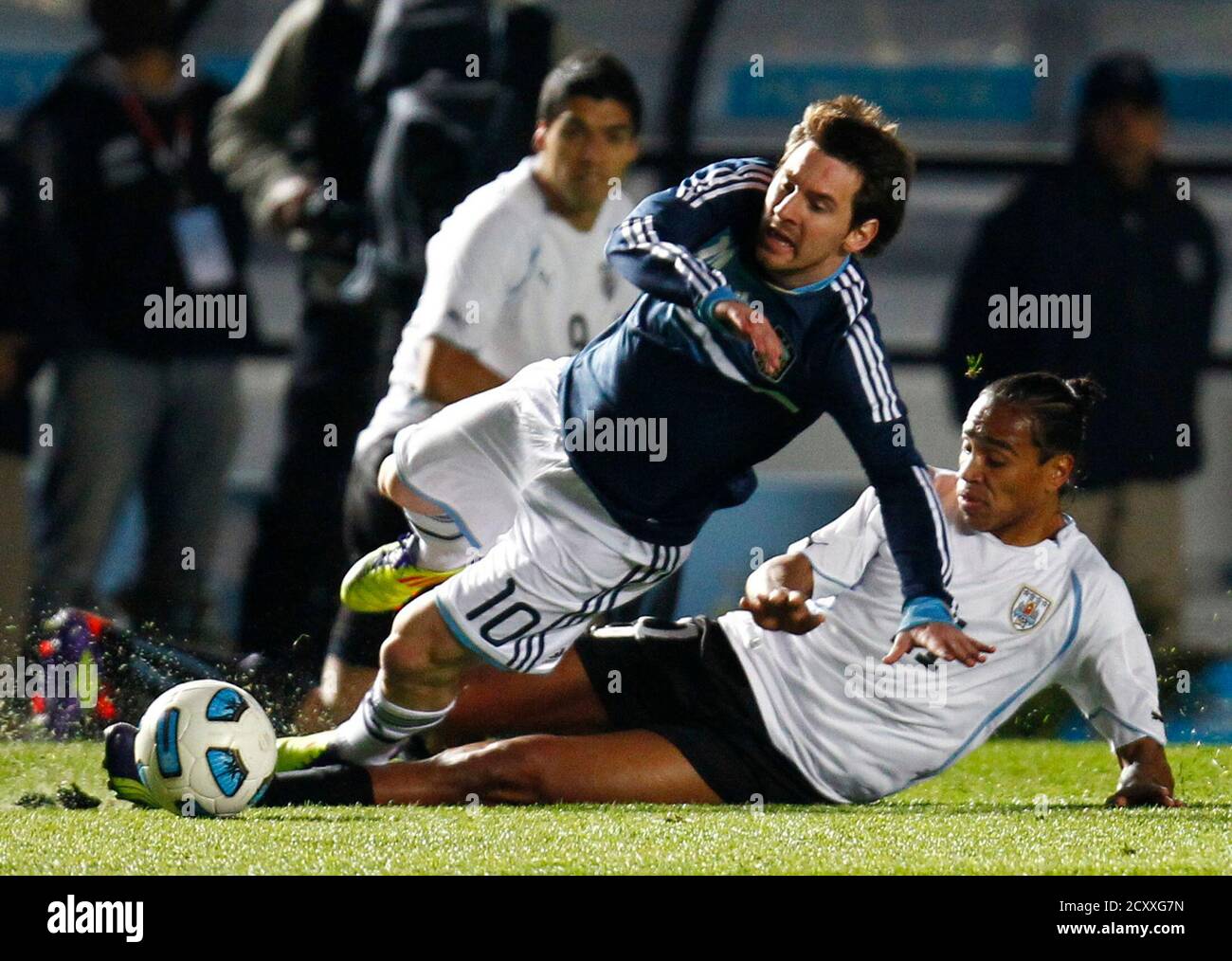 Messi fouled argentina hi-res stock photography and images - Alamy