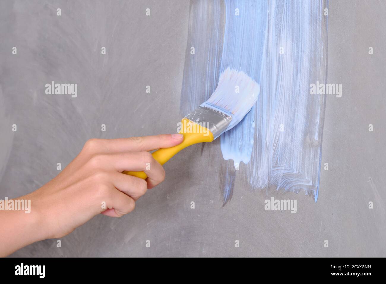 Womans hand paints white wall hi-res stock photography and images - Alamy