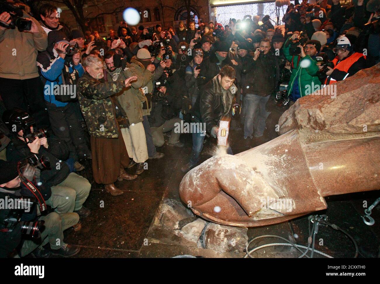 Toppled statue of lenin hi-res stock photography and images - Alamy