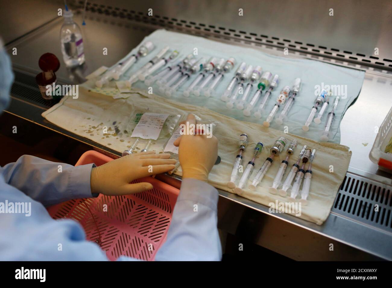 Shanghai pharmaceuticals hi-res stock photography and images - Alamy