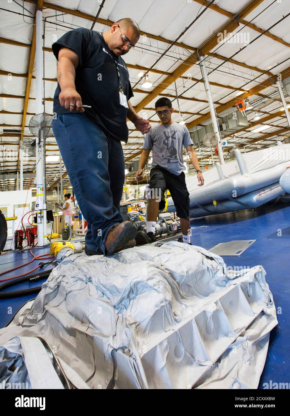 Aircraft evacuation slides hi-res stock photography and images - Alamy