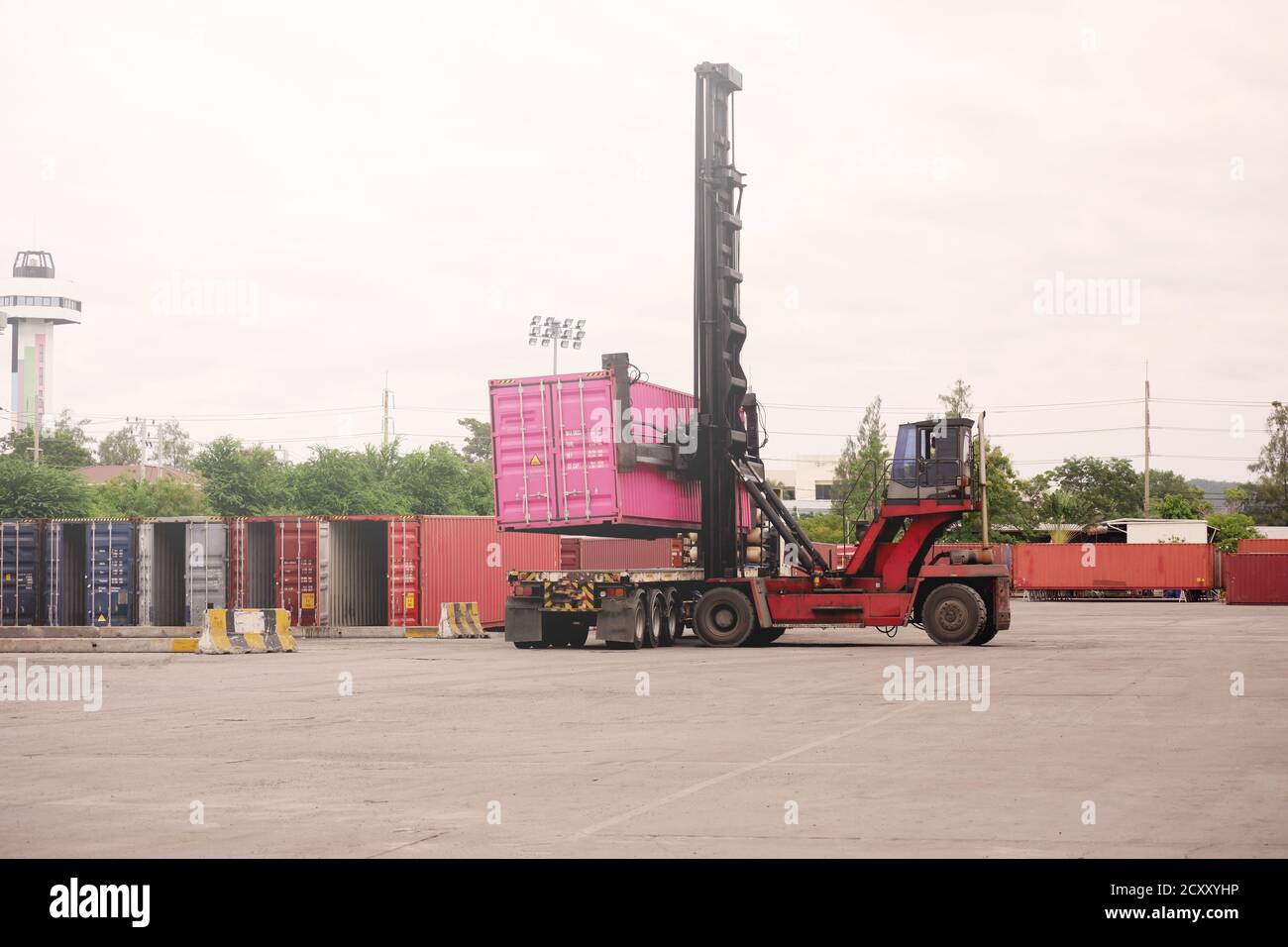 Shipping container handler hi-res stock photography and images - Alamy