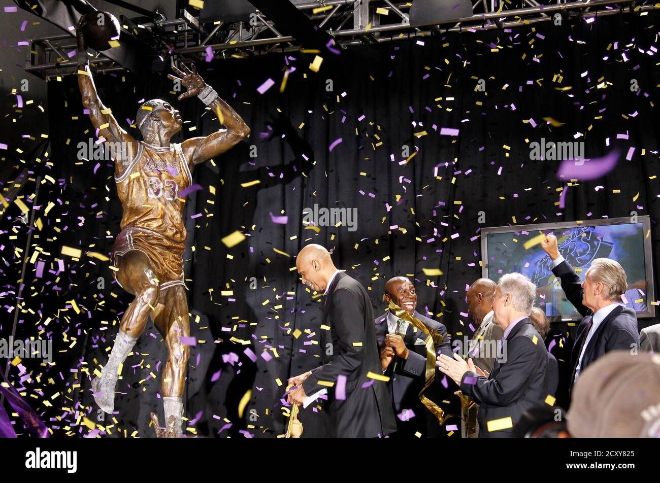 Statue magic johnson lakers hi-res stock photography and images - Alamy