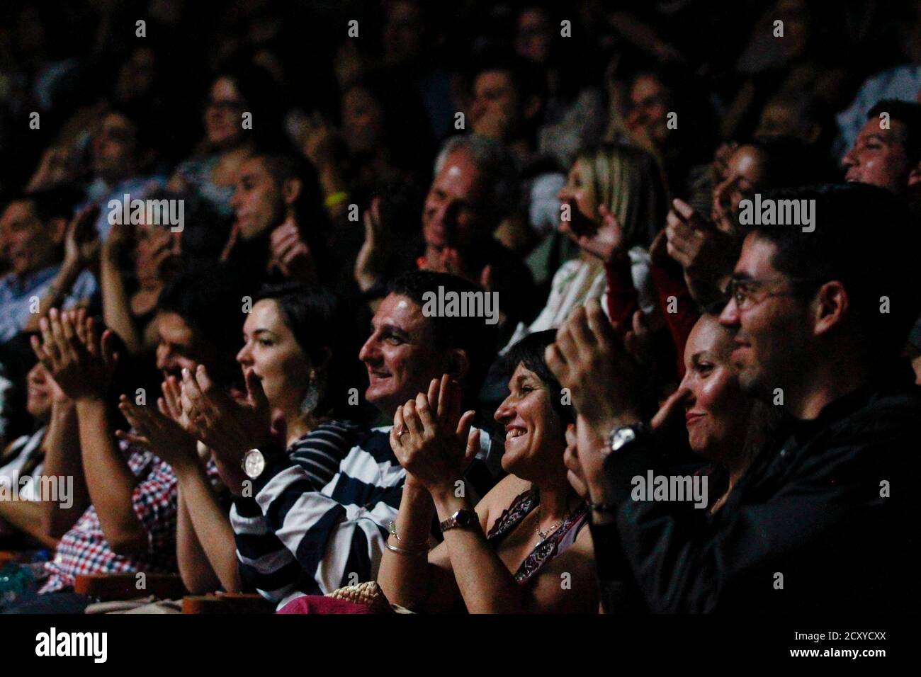 Comedian audience laughing hi-res stock photography and images - Alamy