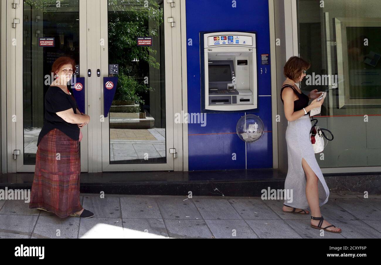Walk up atm machine hi-res stock photography and images - Alamy