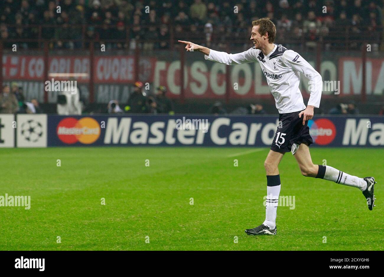 Tottenham hotspurs peter crouch 15 hi-res stock photography and images ...