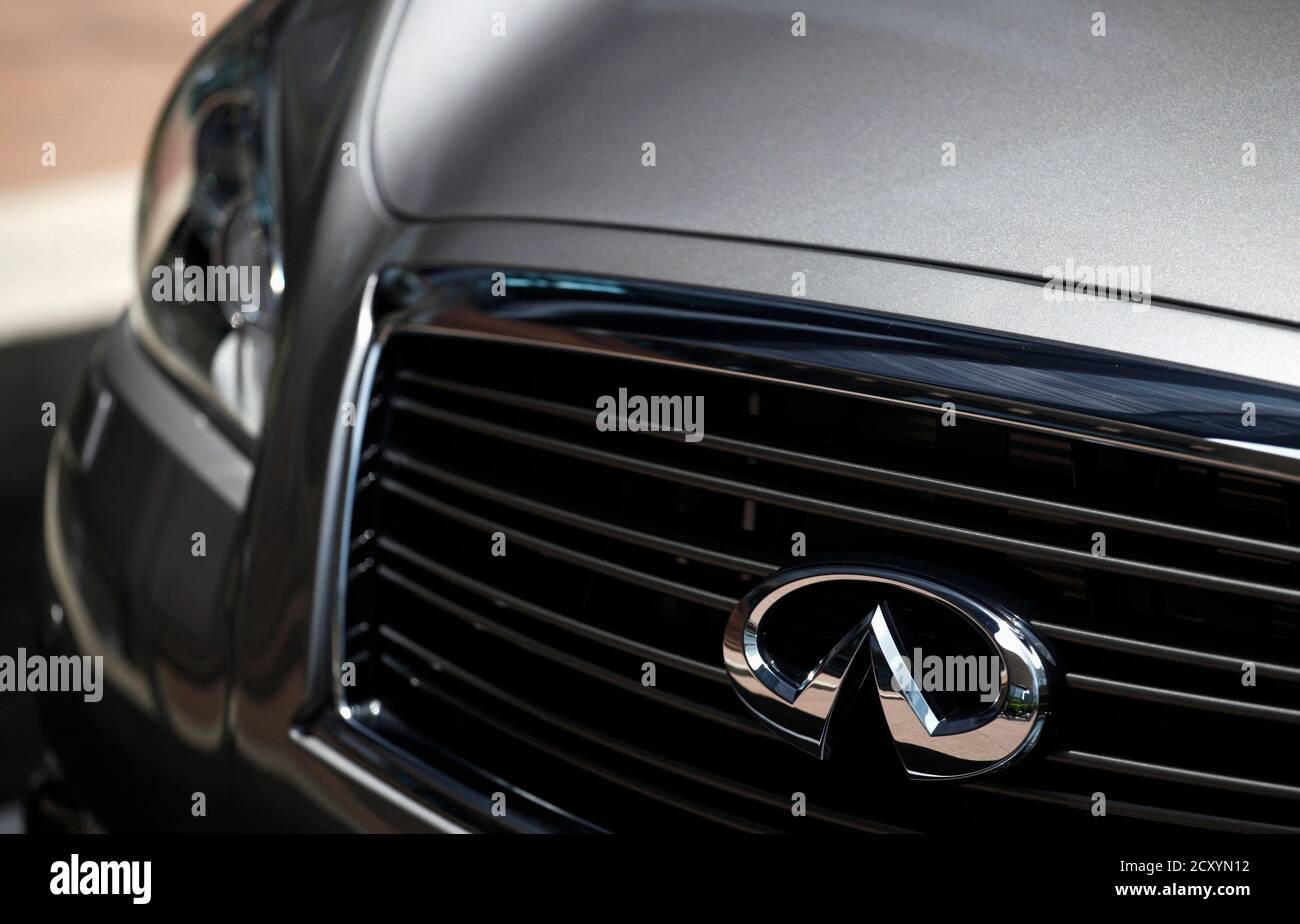 Car infiniti logo hi-res stock photography and images - Alamy