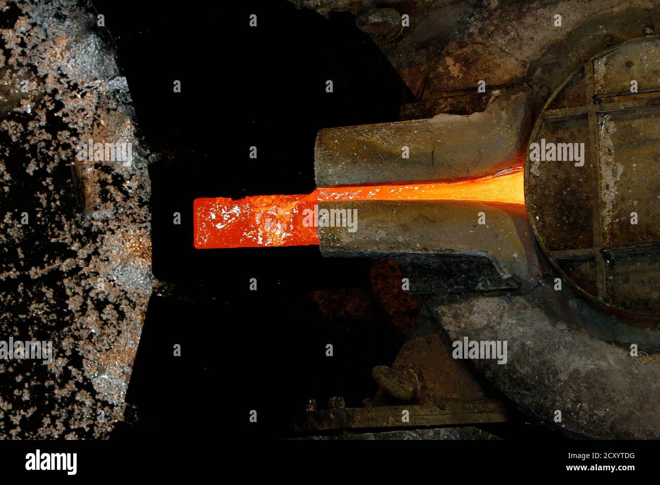 Molten copper poured hi-res stock photography and images - Alamy