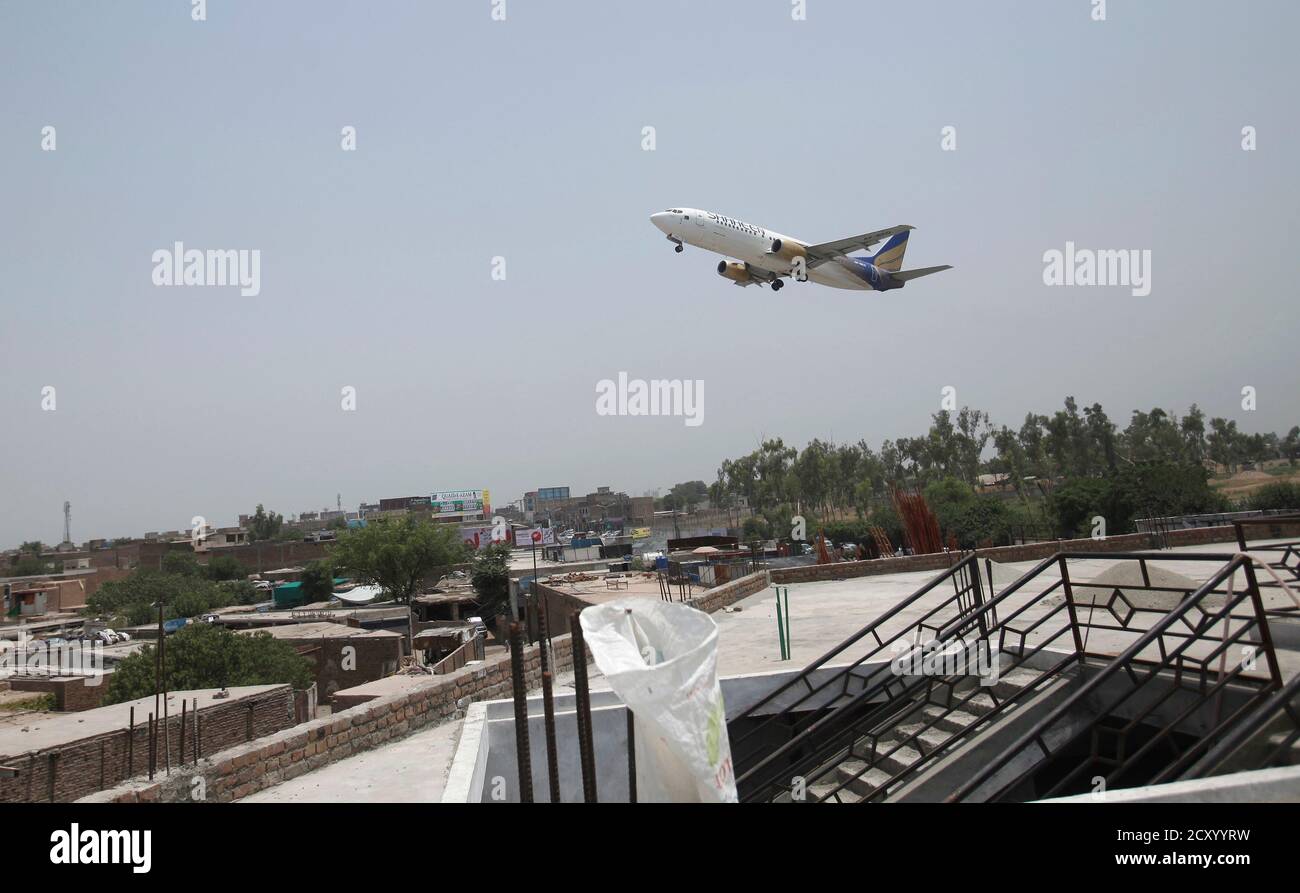Air plane night shot hi-res stock photography and images - Alamy