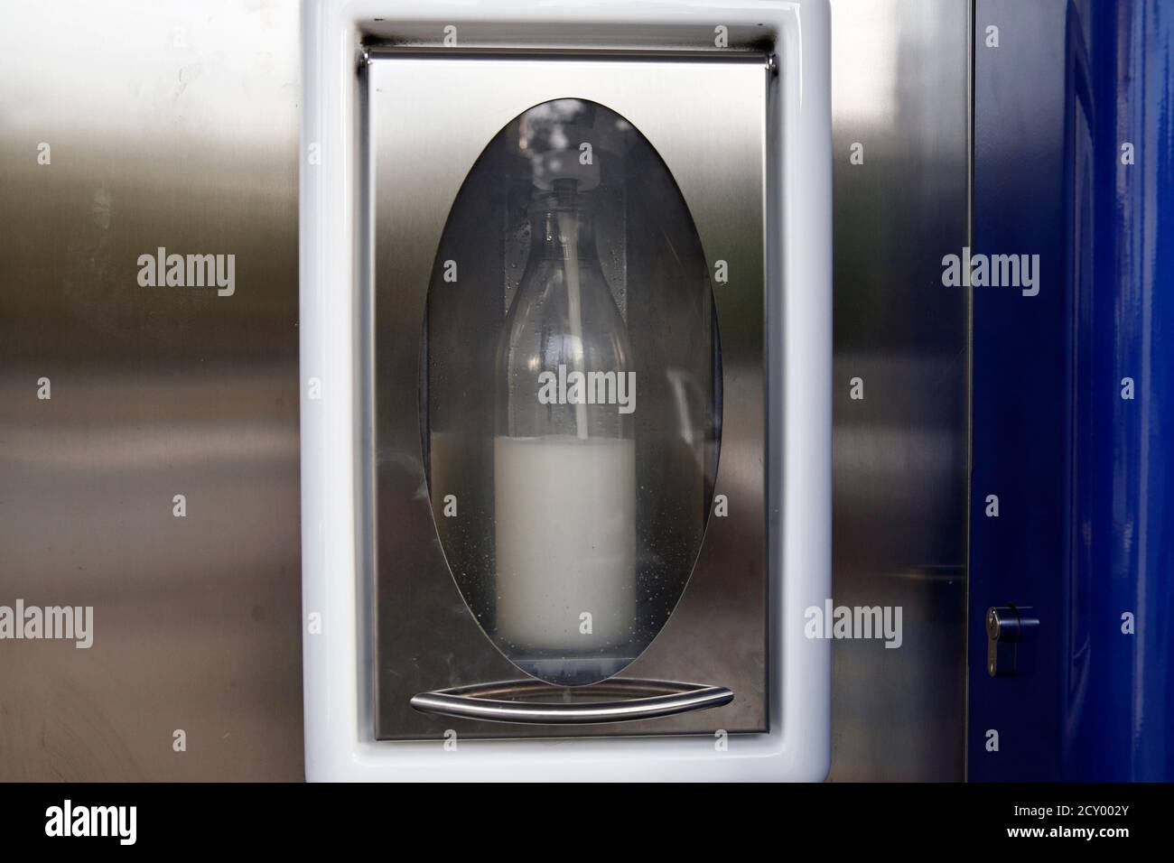 Vending machine cut out hi-res stock photography and images - Alamy
