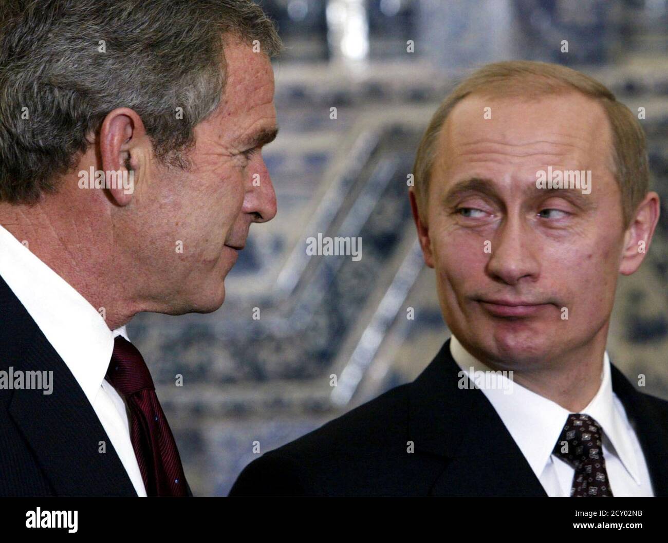 Putin bush 2002 hi-res stock photography and images - Alamy