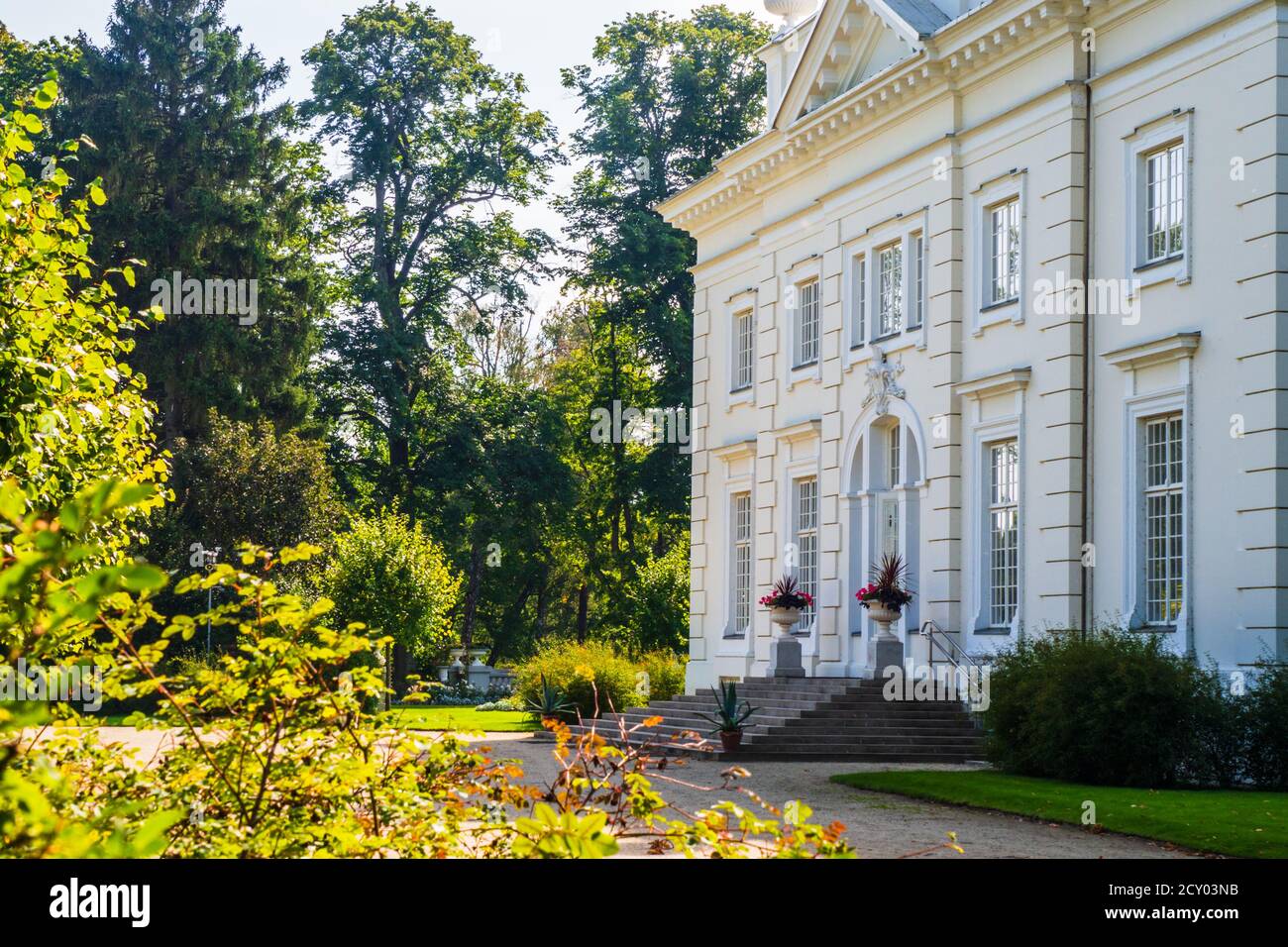 Colonnaded mansion hi-res stock photography and images - Alamy