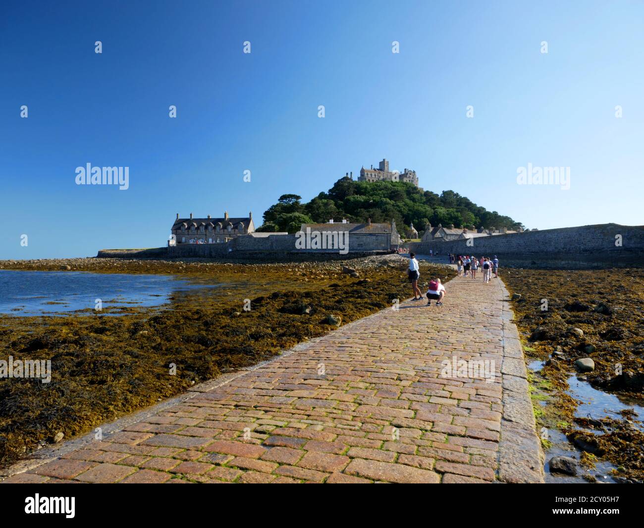 The causeway to St Michael's Mount, Cornwall Stock Photo - Alamy