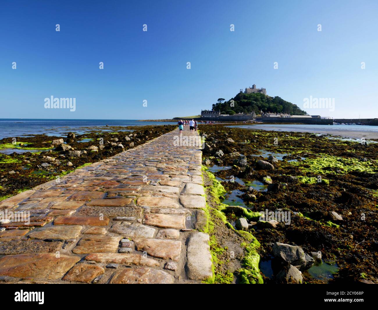The causeway to St Michael's Mount, Cornwall Stock Photo - Alamy