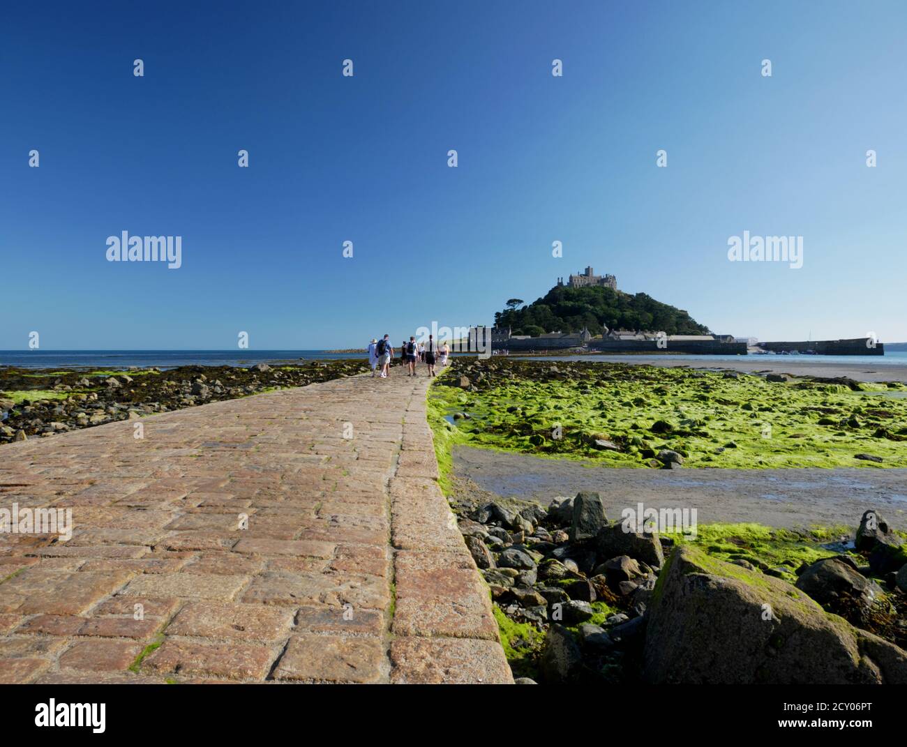 The causeway to St Michael's Mount, Cornwall Stock Photo - Alamy