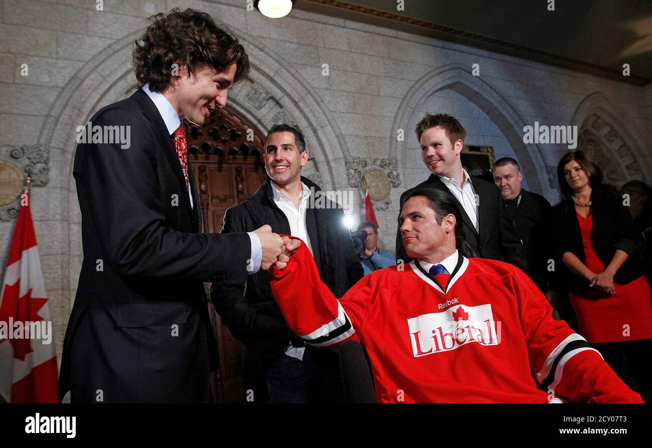 Fist logo hi-res stock photography and images - Alamy