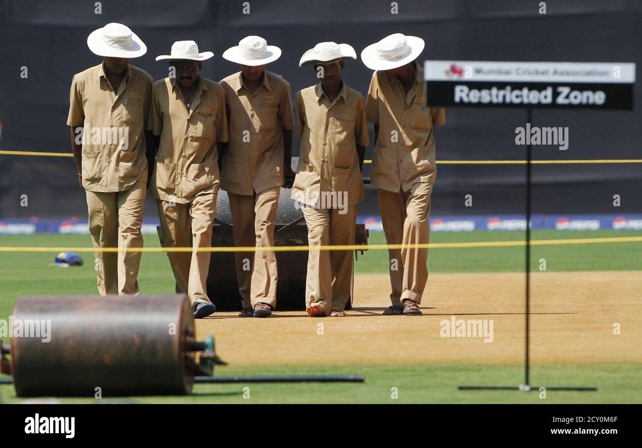 Ground workers hi-res stock photography and images - Alamy