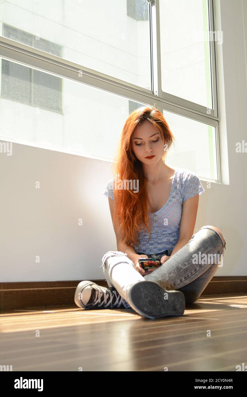 Girl typing text on mobile phone. Woman texting on smart phone. Closeu ...