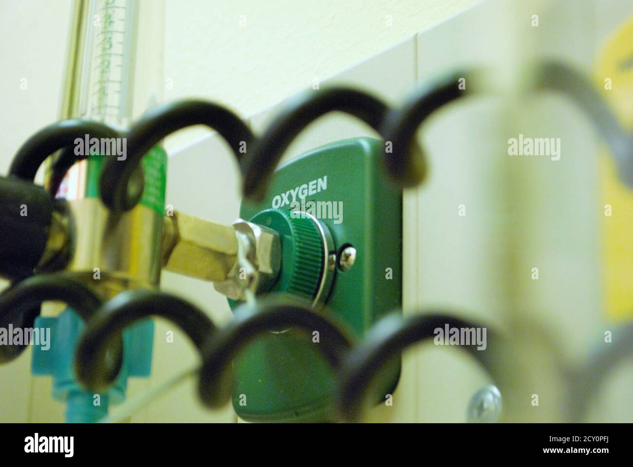 Oxygen port pressure regulator flow meter in the emergency room Stock ...