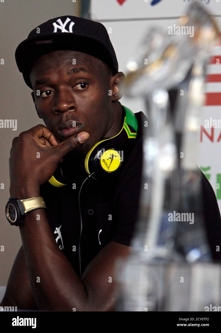 Bolt usain trophy hi-res stock photography and images - Alamy
