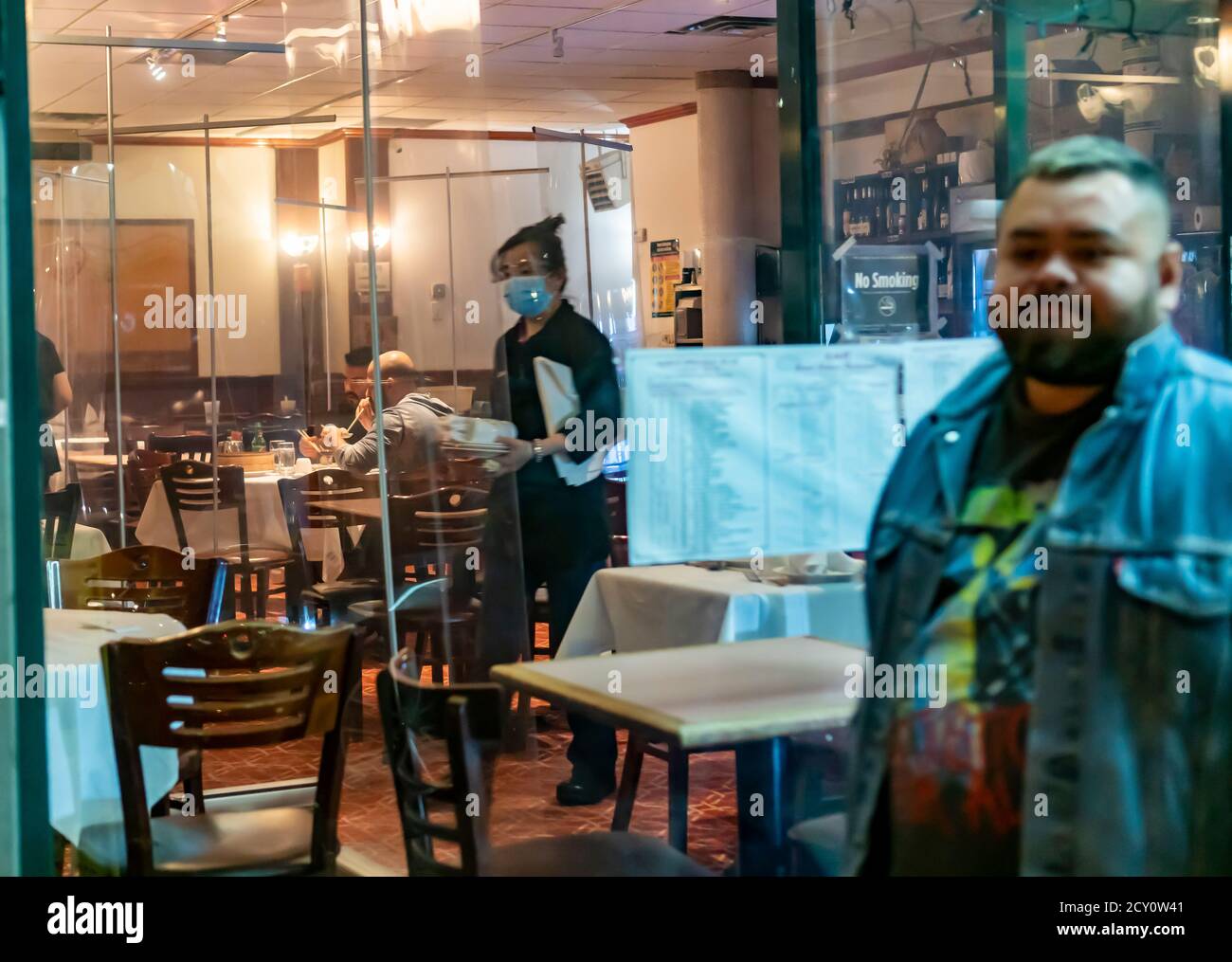 Host restaurant seating hi-res stock photography and images - Alamy