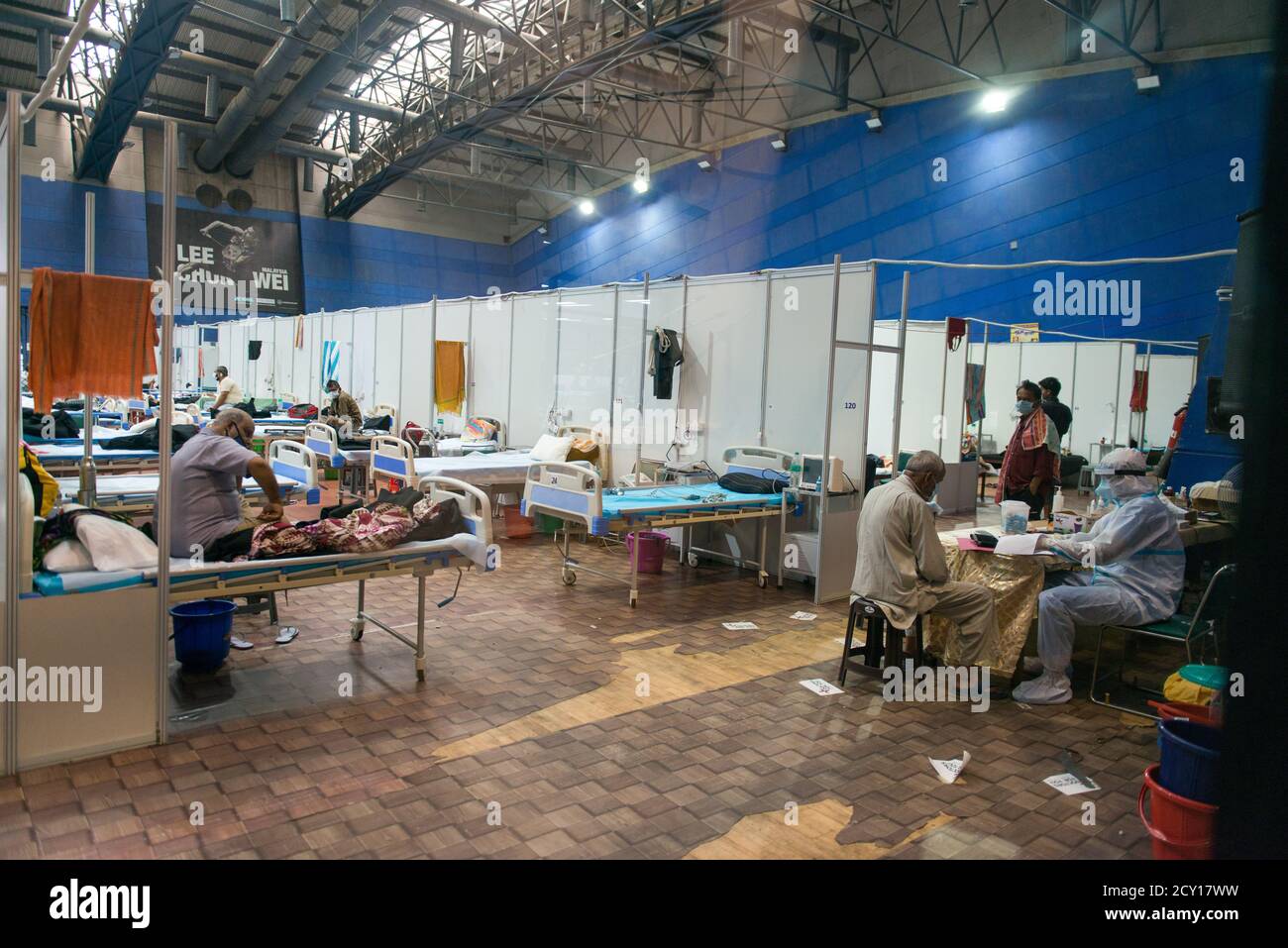 Doctors examining Covid-19 infected patients inside an isolation ward ...