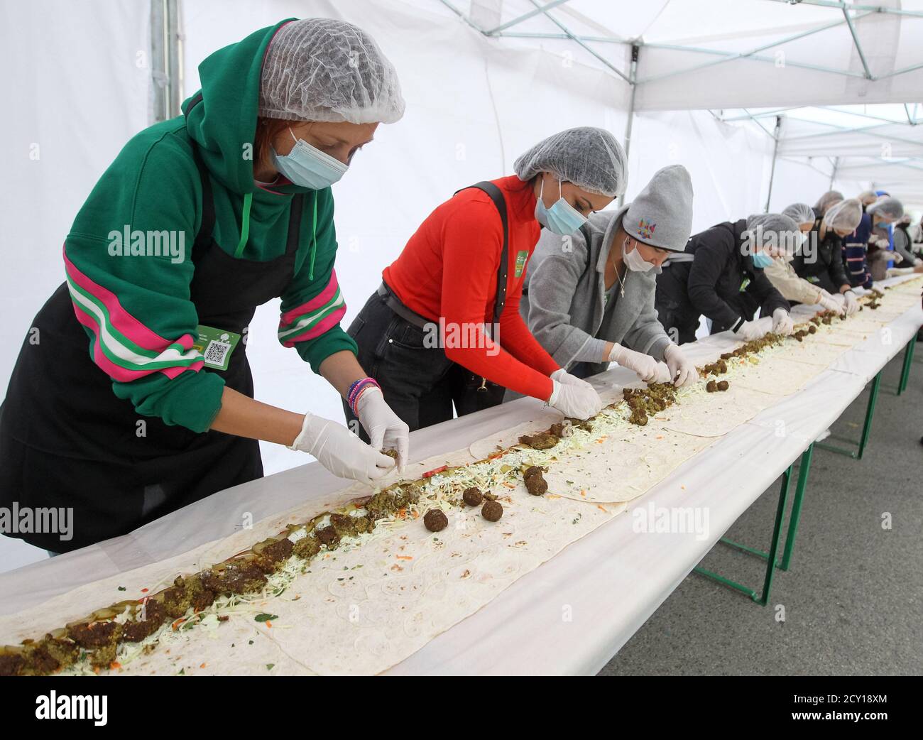 Participants making the longest vegetarian shawarma.Record-breaking 27 ...