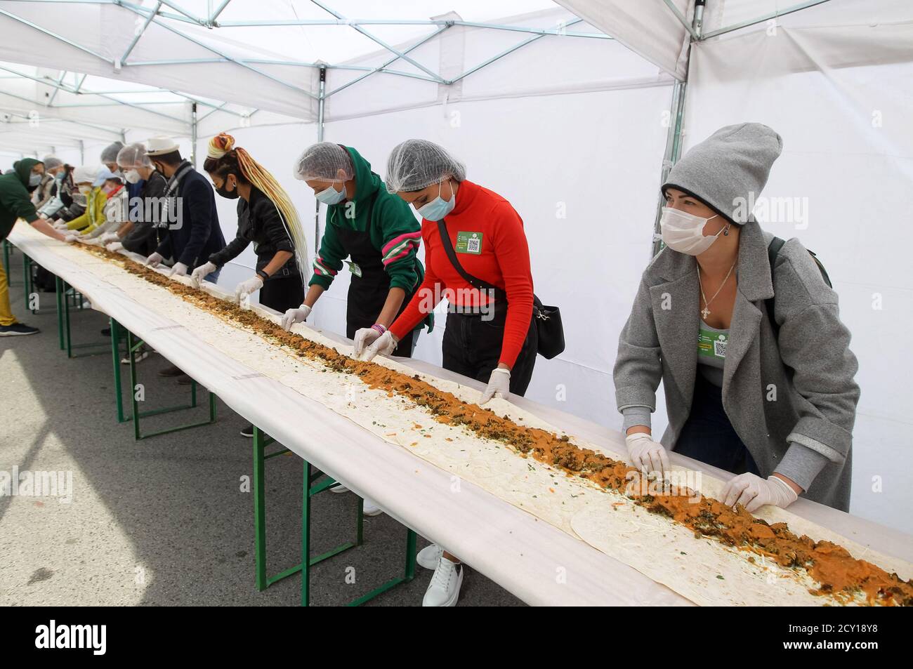Participants making the longest vegetarian shawarma.Record-breaking 27 ...