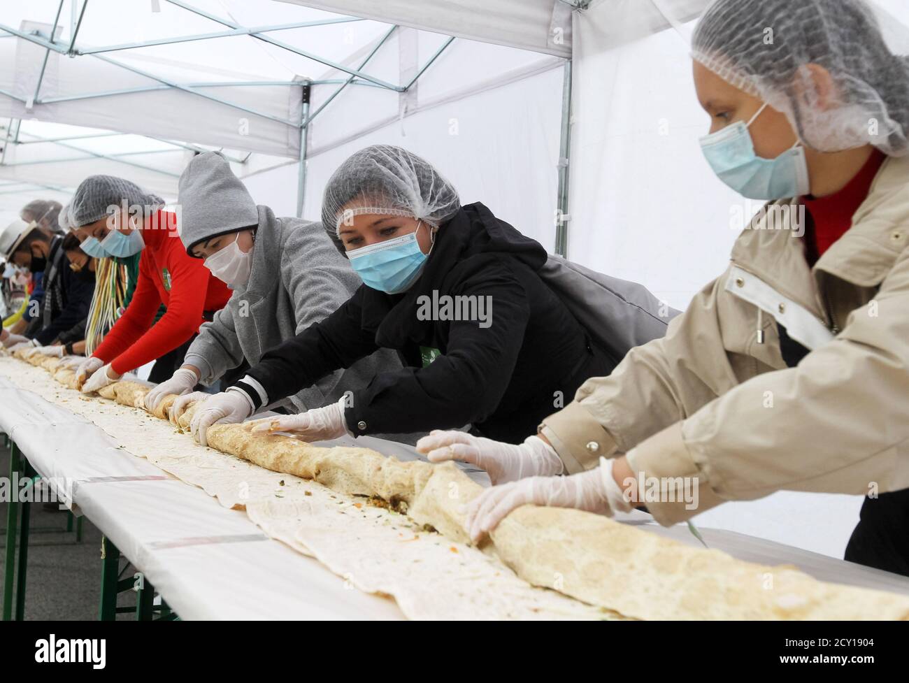 Participants making the longest vegetarian shawarma.Record-breaking 27 ...
