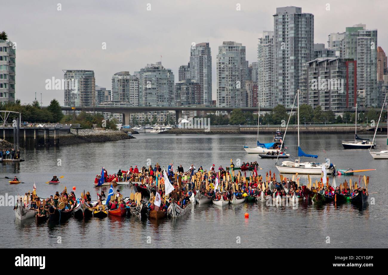 First nations canoe british columbia hi-res stock photography and ...