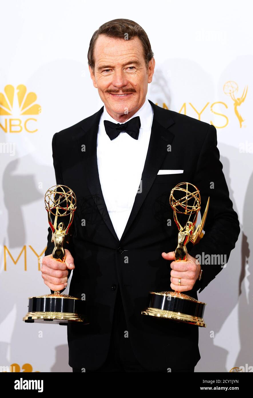 Actor bryan cranston poses backstage hi-res stock photography and ...