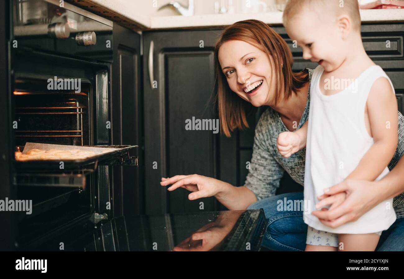 Mother son kitchen cooker hi-res stock photography and images - Alamy