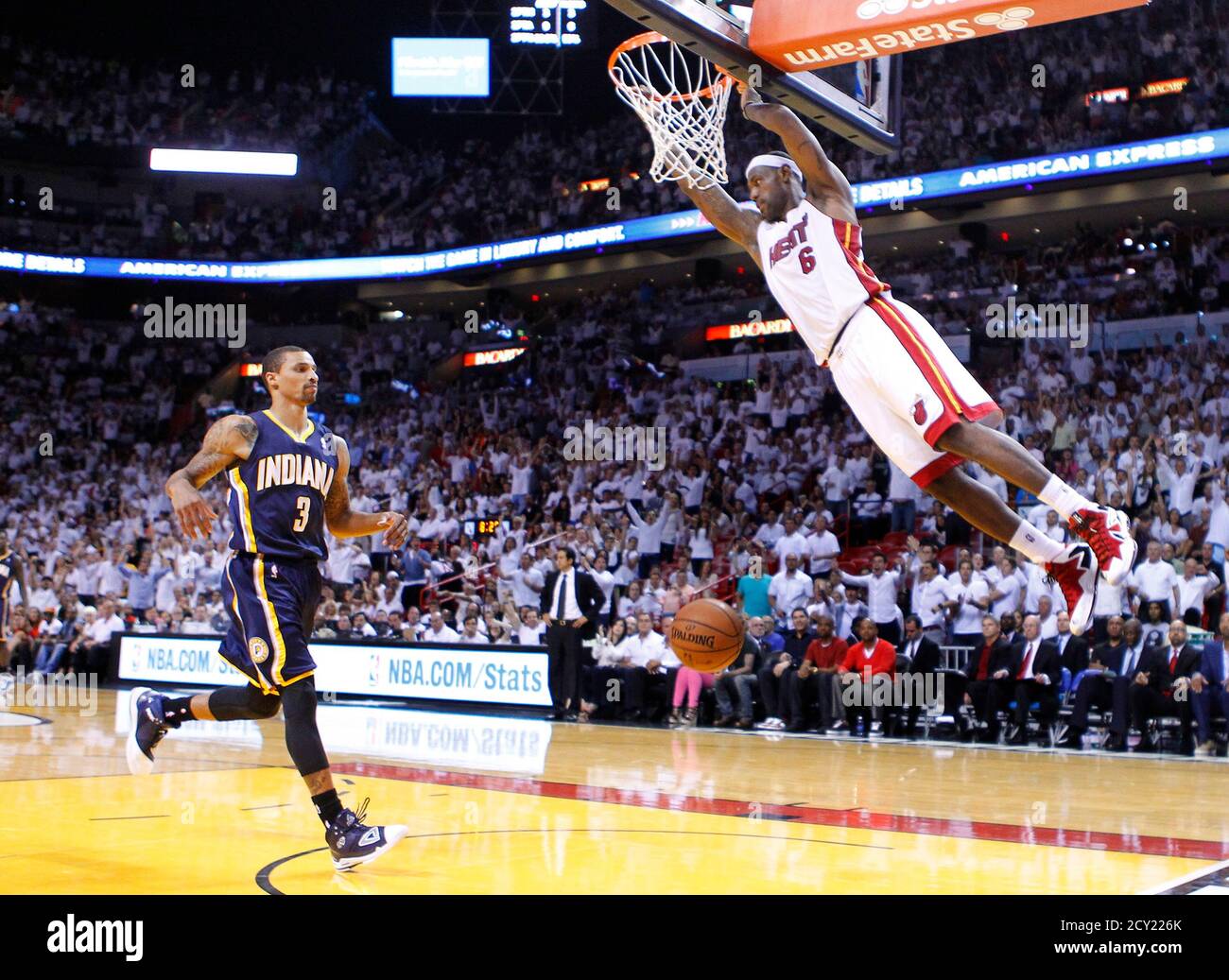 Dunk lebron james hi-res stock photography and images - Alamy