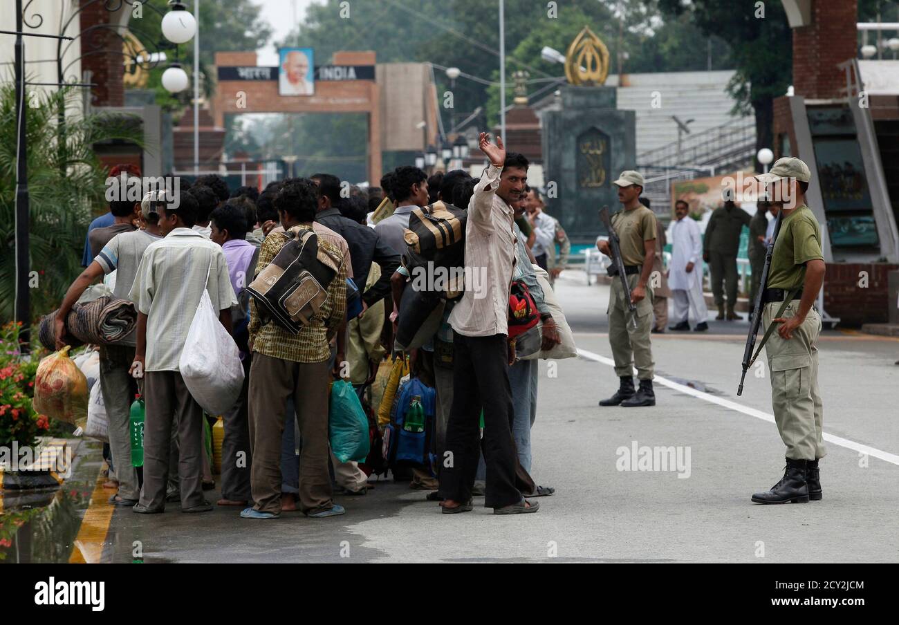 India pakistan border guard hi-res stock photography and images - Alamy