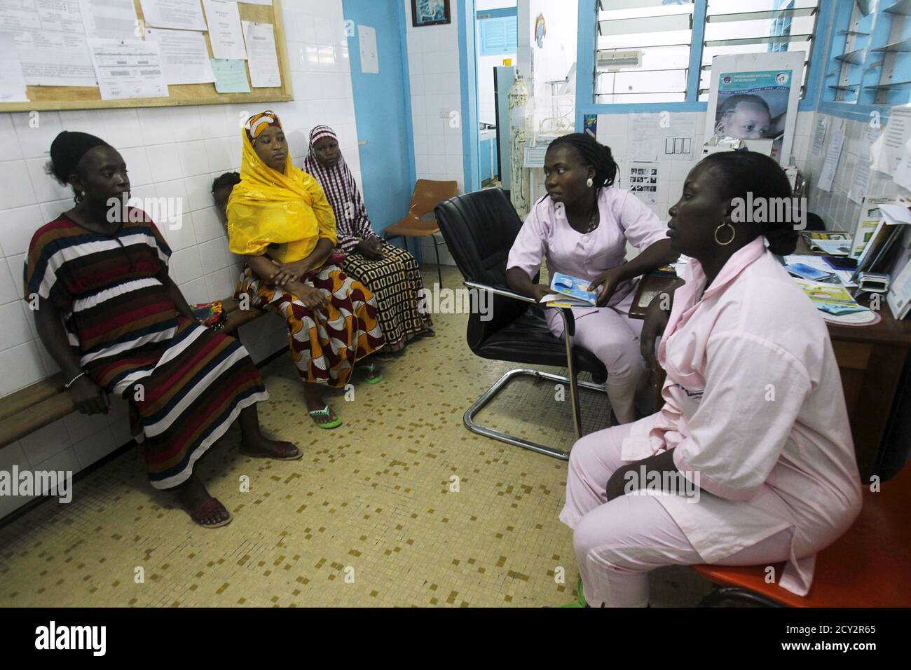 Midwife africa hi-res stock photography and images - Alamy