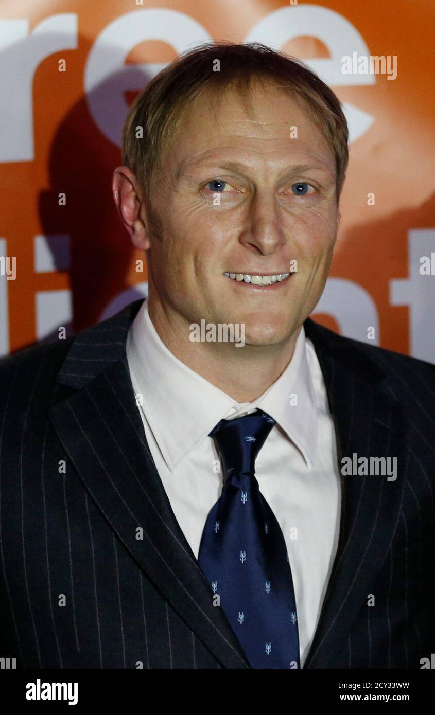 Smiles outside royal courts justice hi-res stock photography and images ...