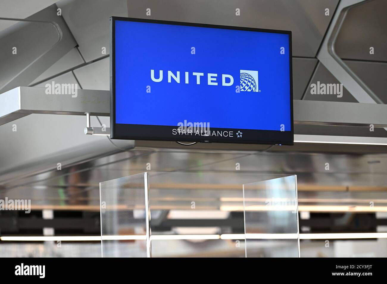 United airline check in counter hi-res stock photography and images - Alamy