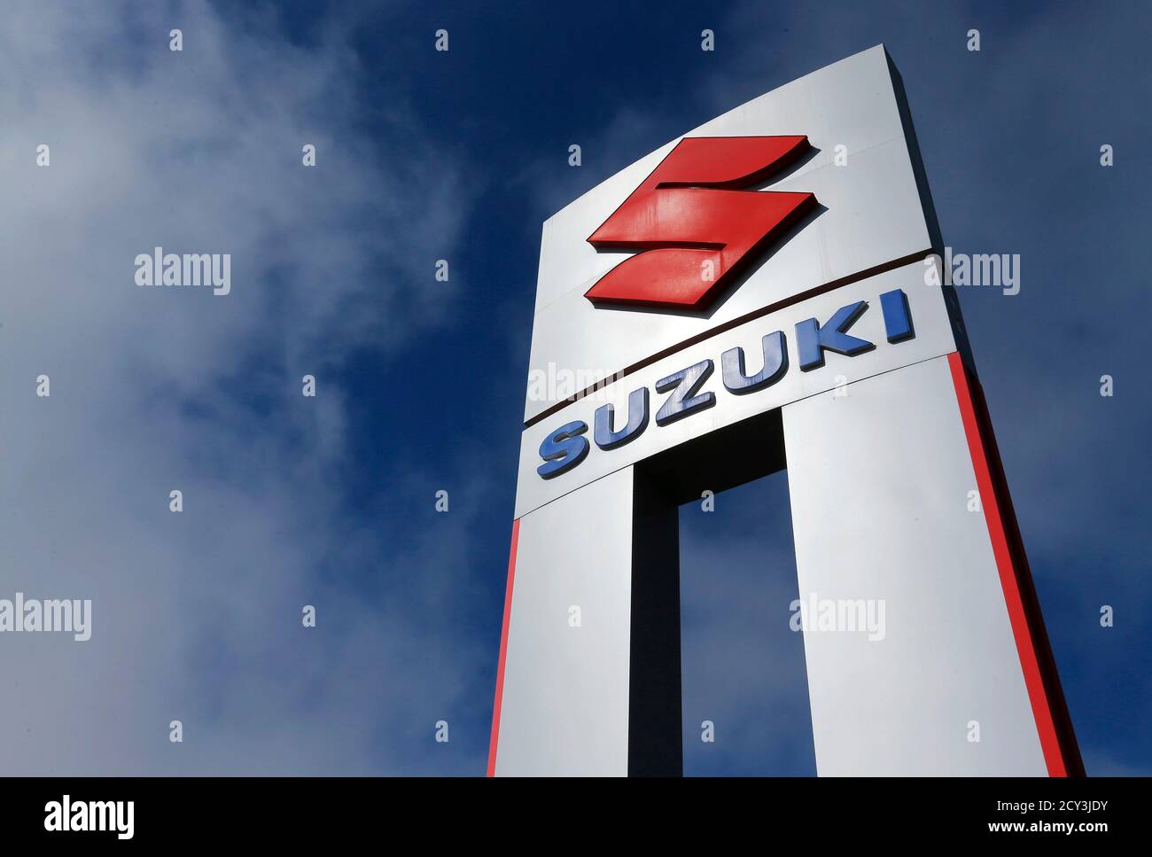 Suzuki logo hi-res stock photography and images - Alamy