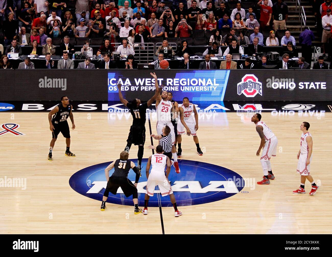 Basketball tip off hi-res stock photography and images - Alamy