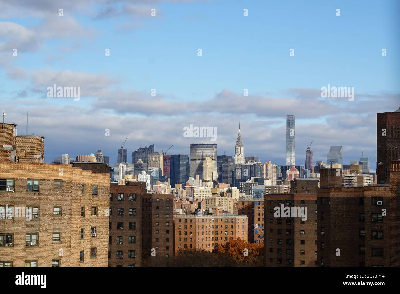 Shadows between buildings hi-res stock photography and images - Alamy