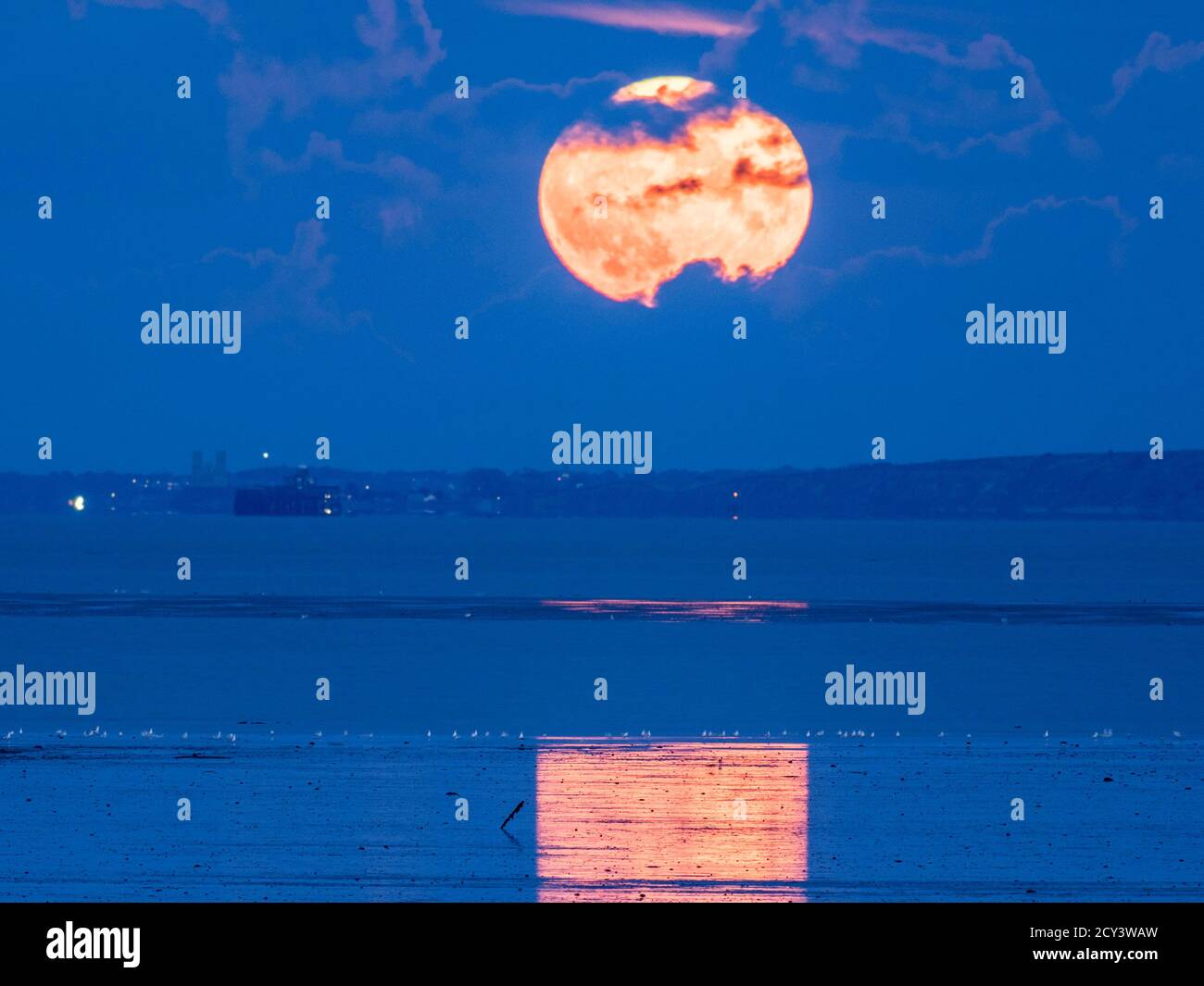 Shellness, Kent, UK. 1st October, 2020. UK Weather: the stunning full ...