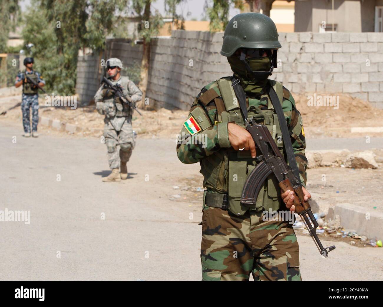 Kurdish defense line hi-res stock photography and images - Alamy